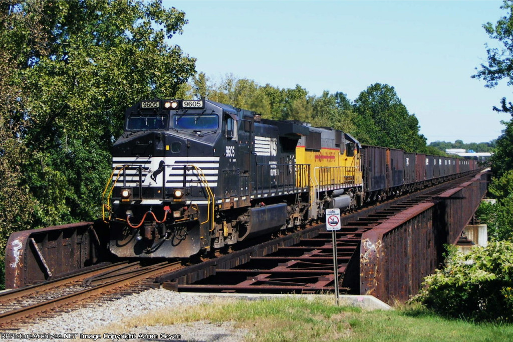NS 857 eastbound empties